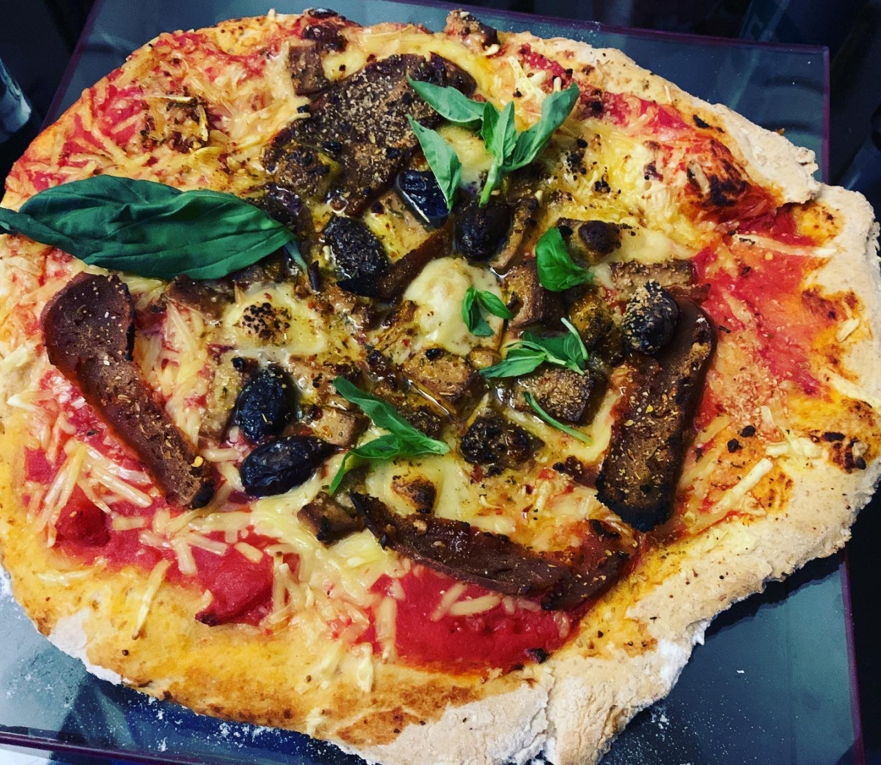 Pizza bio individuelle gourmande base tomate - 500 g - Cha Cuisine ...